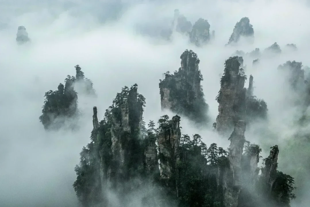 CHINA: Guilin, Zhangjiajie, Macao & Hong Kong, cu Paula Toma - Exact Tours
